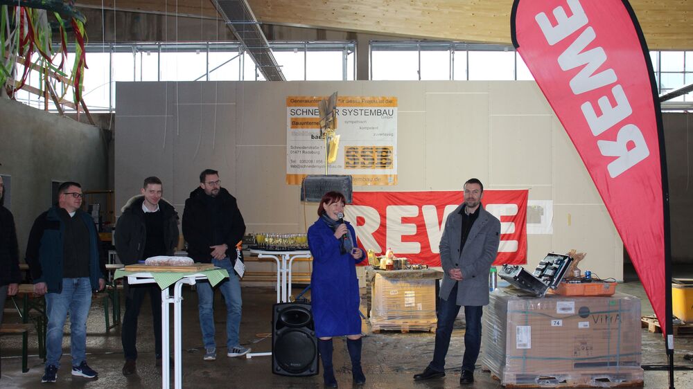 Neuer REWE-Markt in Dippoldiswalde: Grüner Supermarkt feiert Richtfest